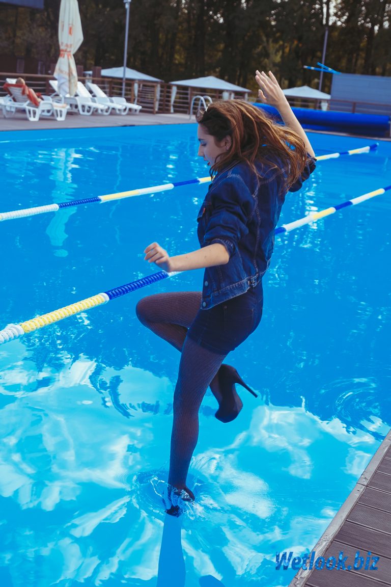 Wetlook girl Emmy set 1 in pool Photo and Video - WetLook.Biz